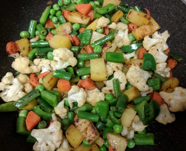 Mix Veg Recipe | Restaurant Style Mixed Vegetable Curry | VegeCravings